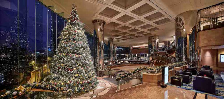 JW-Marriott-Hotel-HK-Lobby-with-Christmas-Tree | Liv