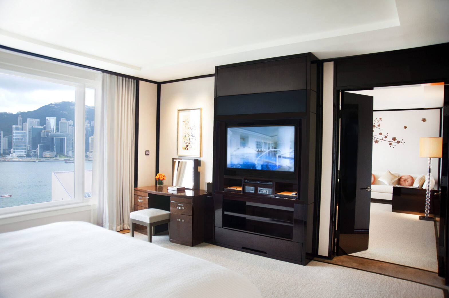 Superior-Harbour-View-Suite-Bedroom | Liv